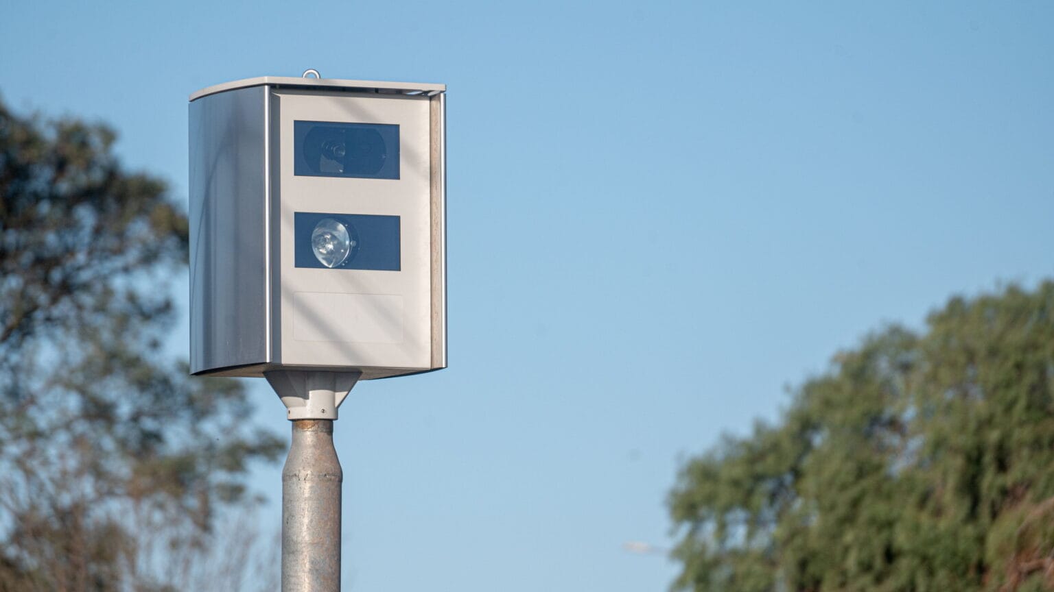 Radares puntuales vs. control de velocidad promedio: ¿cuál es más ...